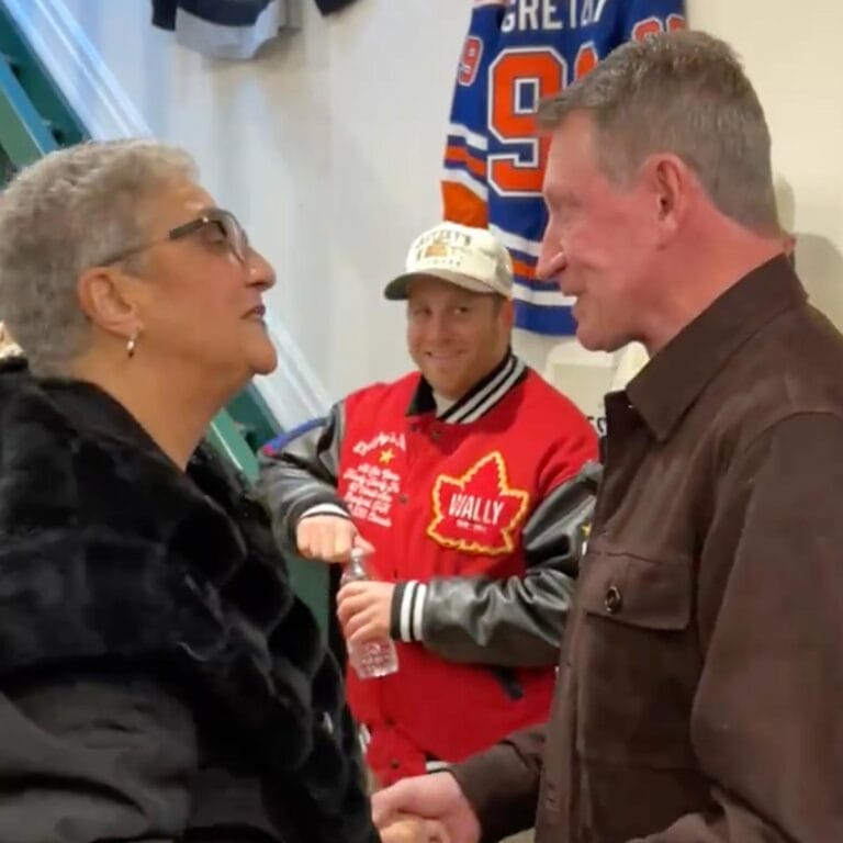 Wayne Gretzky insults Paul Bissonnette in front of his mother, but the ...