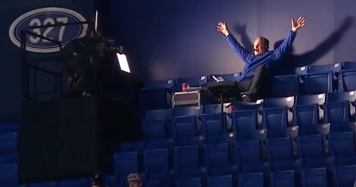 Rob Ray's move after taking puck to the face leaves fans laughing