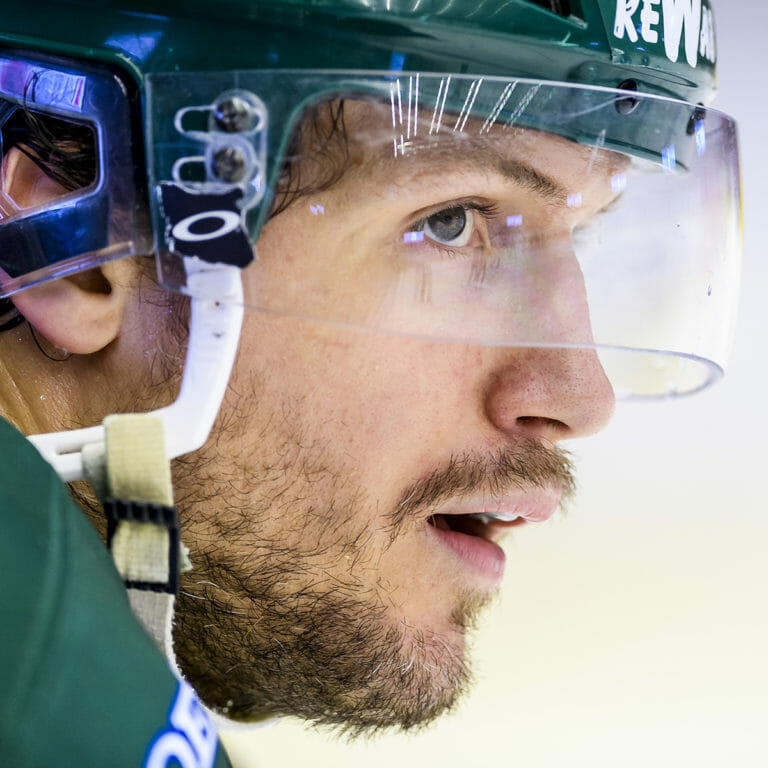 Knallen: SHL-legendaren återvänder till Färjestad – kliver in i båset ...