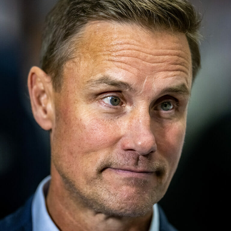 Roger Rönnberg överraskar alla med fräcka ordvitsen – som visar att han ...