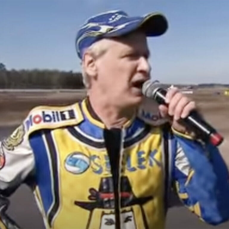 Total förvirring när Robert Gustafsson plötsligt bryter sig in och tar ...